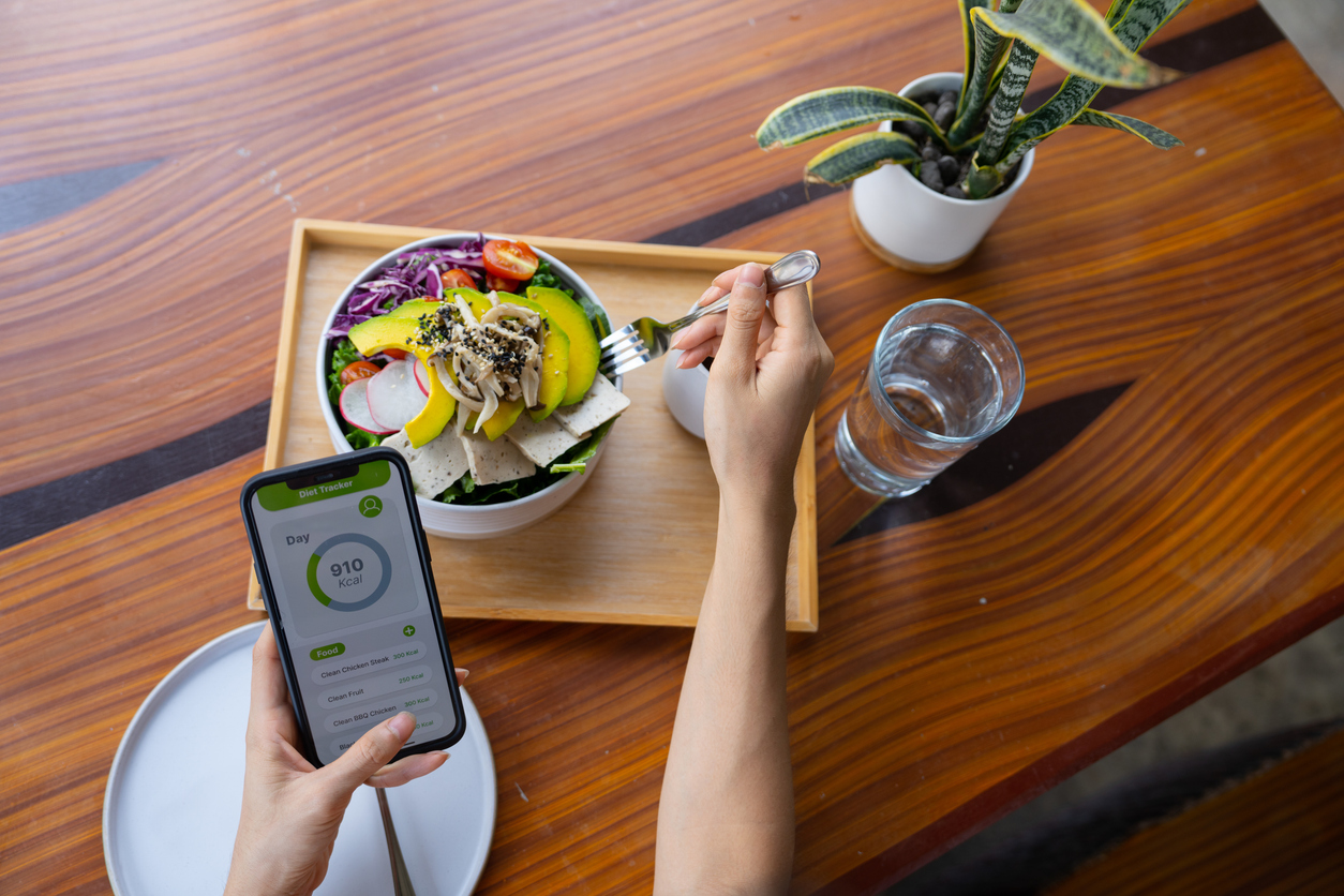 Supporting Healthy Eating Habits through CGMs